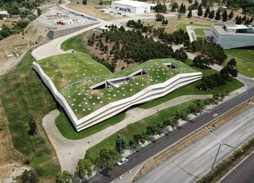 Giorgi Khmaladze Architectsin kahvintuotantolaitoksen vihreä katto