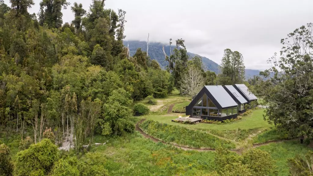 Citic colabora con constructores locais para unha casa con dúas augas á beira do lago en Chile