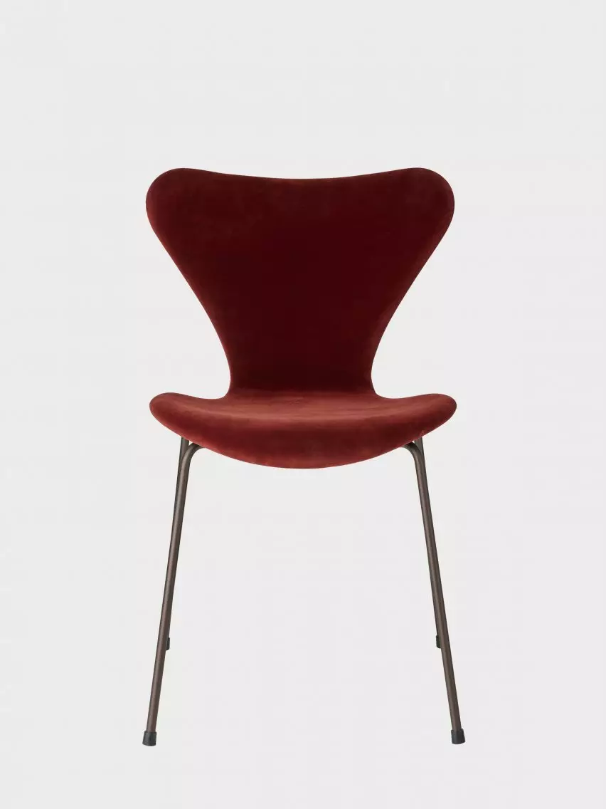 Serie 7 stol i fløyel av Arne Jacobsen for Fritz Hansen