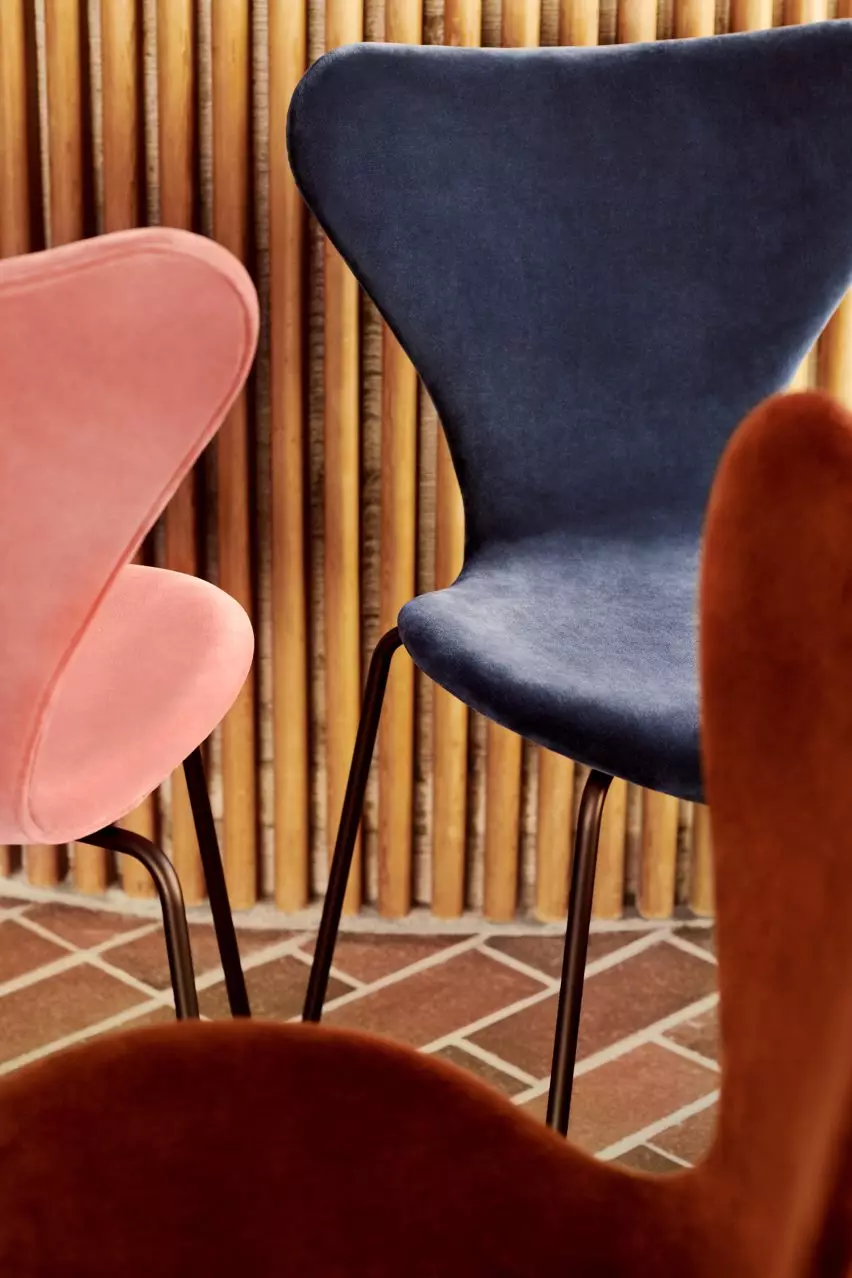 Καρέκλα Series 7 σε βελούδο από τον Arne Jacobsen για τον Fritz Hansen