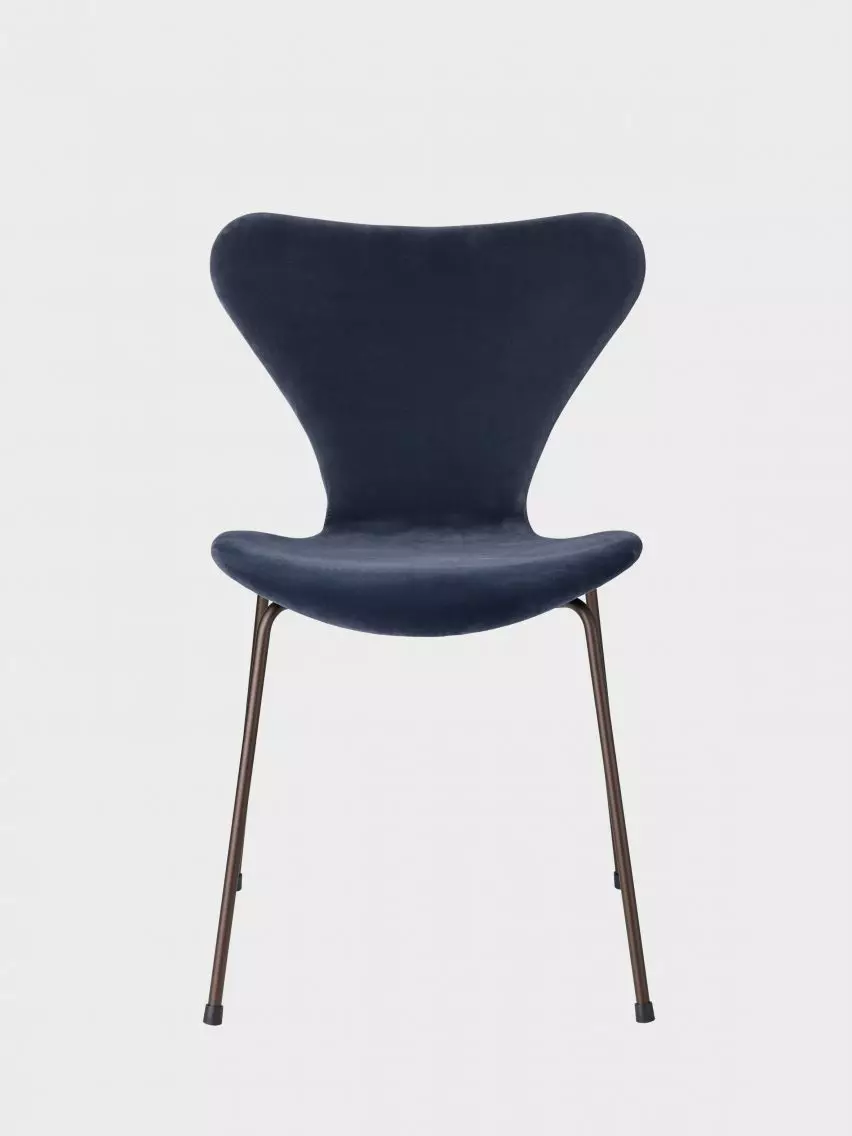 Aksamitne krzesło Series 7 autorstwa Arne Jacobsena dla Fritza Hansena