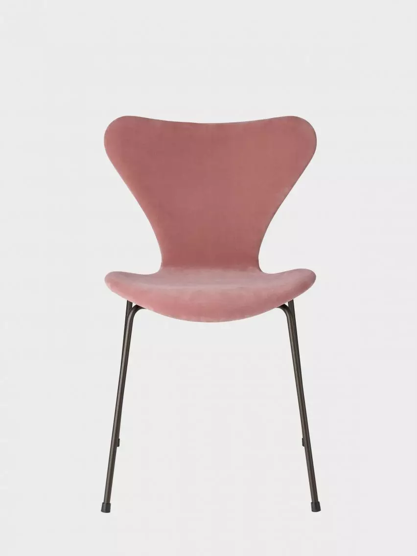 Καρέκλα Series 7 σε βελούδο από τον Arne Jacobsen για τον Fritz Hansen