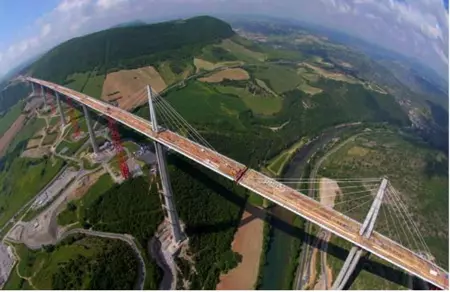 “Foster & Partners” tarapyndan “Millau Viaduct”