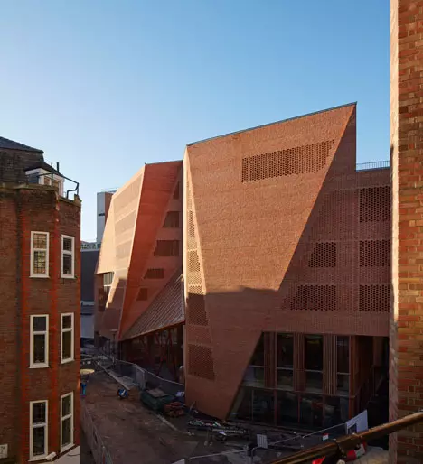 Nakita ang Swee Hock Student Center sa London School of Economics ni O'Donnell + Tuomey