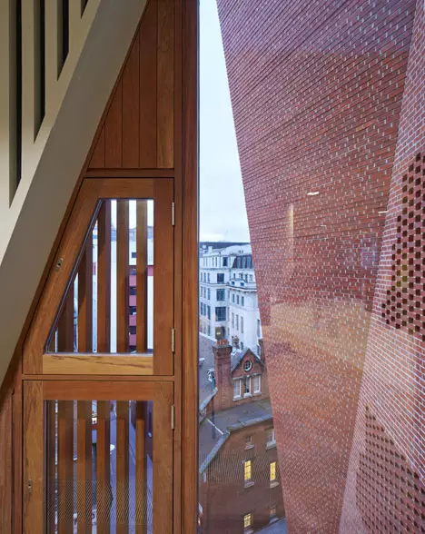 Nakita ang Swee Hock Student Center sa London School of Economics ni O'Donnell + Tuomey