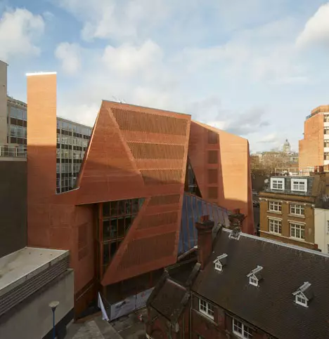 Nakita ang Swee Hock Student Center sa London School of Economics ni O'Donnell + Tuomey