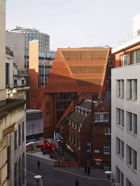 Nakita ang Swee Hock Student Center sa London School of Economics ni O'Donnell + Tuomey