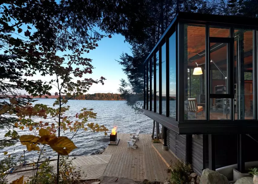 Building Arts Architects crea un cobertizo para botes de vidrio remoto en el lago Ontario 5418_1