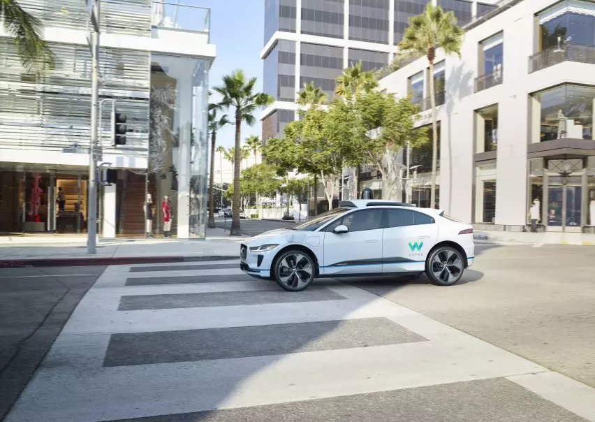 Jaguar Waymo جي سواري-هيلنگ سروس لاءِ بغير ڊرائيور جي I-Pace ڪارن جو فليٽ تيار ڪرڻ لاءِ