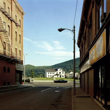 Stephen Shore Holden Street North Adams MA 13. júla 1974