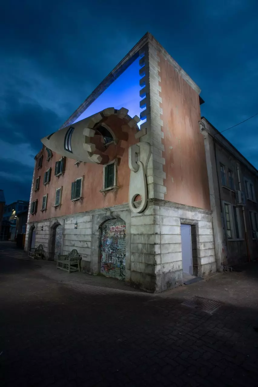 Alex Chinneck ayaa xarigga ka jaray dhismo ku yaalla degmada Tortona ee magaalada Milano