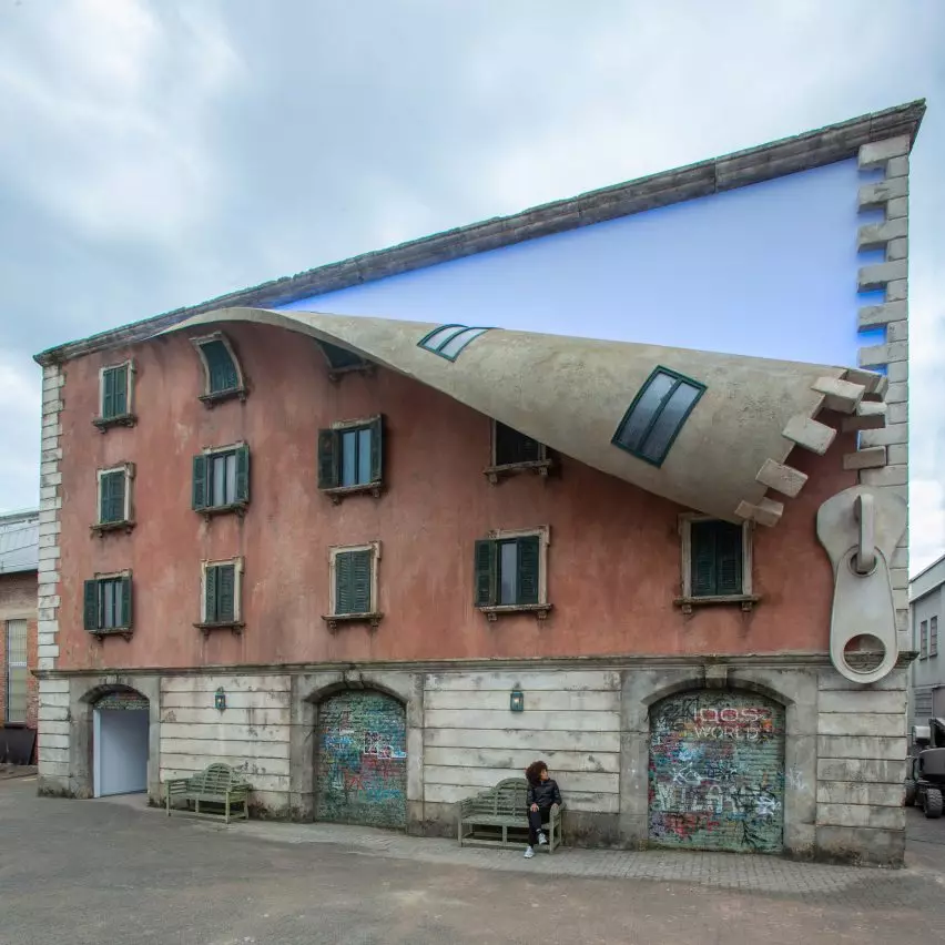 Alex Chinneck rennir upp byggingu í Tortona-hverfinu í Mílanó