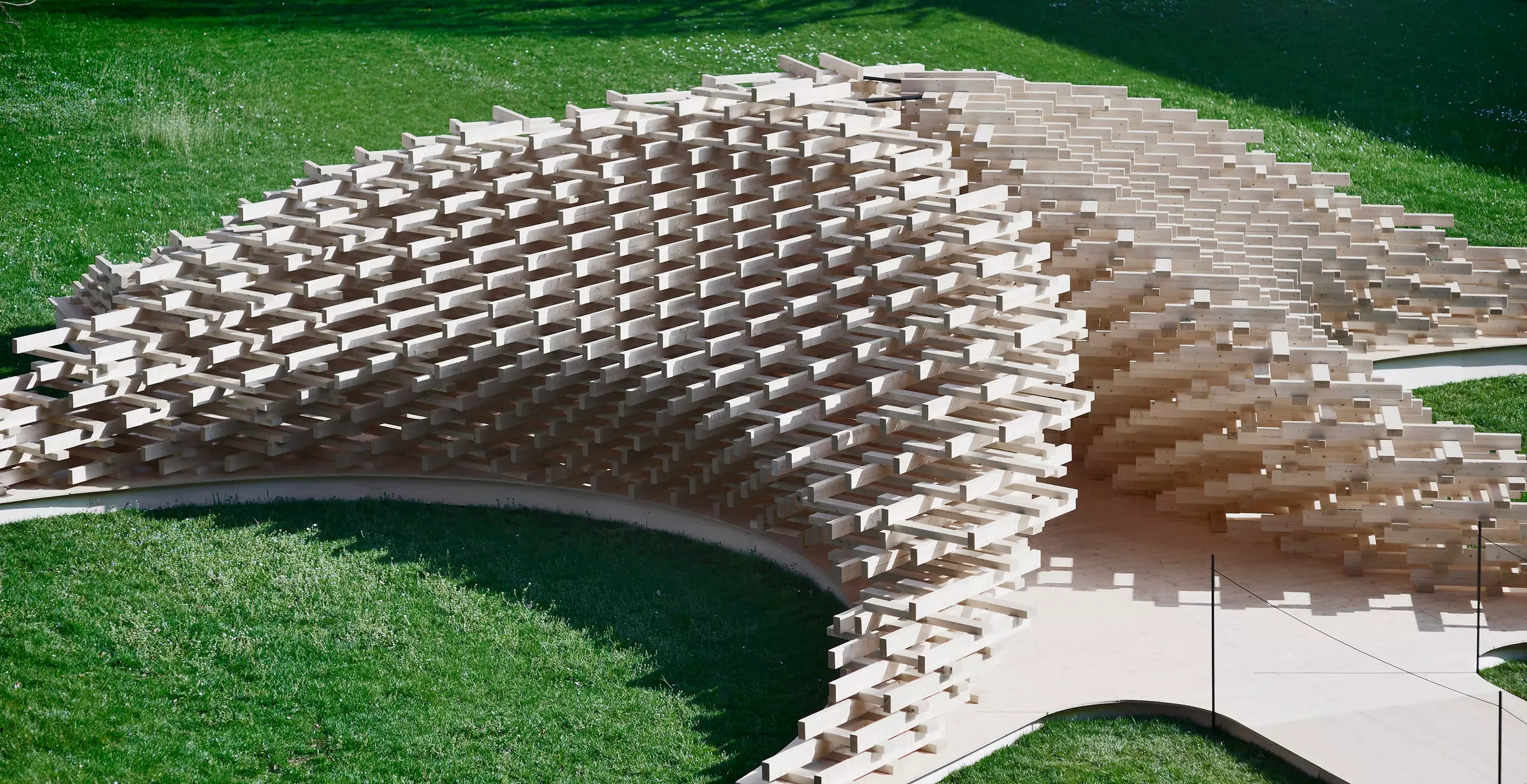 Peter Pichler ehitab püramiidpaviljoni, kasutades 1600 puittala