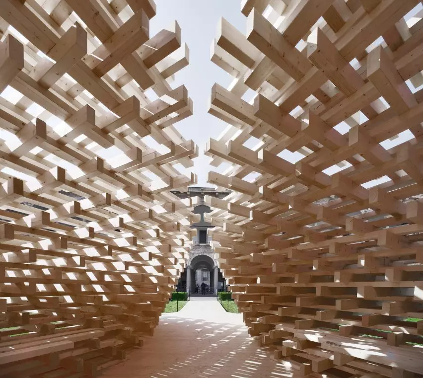 Peter Pichler construit un pavillon pyramidal à l'aide de 1 600 poutres en bois 54974_2