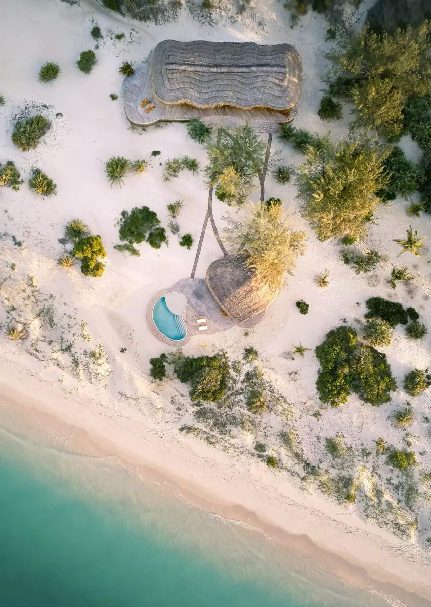 Aerial view sa Kisawa guest bungalow ug pool