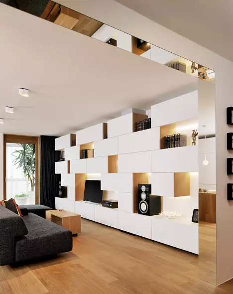 Studio 360は、スロベニアのアパートにモジュール式の棚と収納の壁を追加します