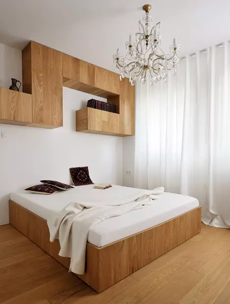 Το Studio 360 προσθέτει τοίχους αρθρωτών ραφιών και αποθήκευσης στο διαμέρισμα της Σλοβενίας