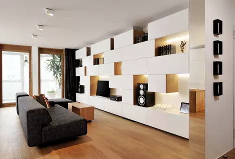 סטודיו 360 מוסיף קירות של מדפים ואחסון מודולריים לדירה הסלובנית