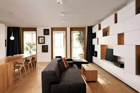 Studio 360 adiciona paredes de prateleiras modulares e armazenamento ao apartamento esloveno