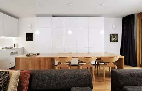 Studio 360 menambahkan dinding rak dan penyimpanan modular ke apartemen Slovenia