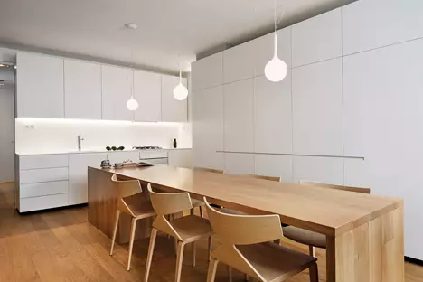 Studio 360 füügt Mauere vu modulare Regaler a Lagerung zu Slowenesch Appartement