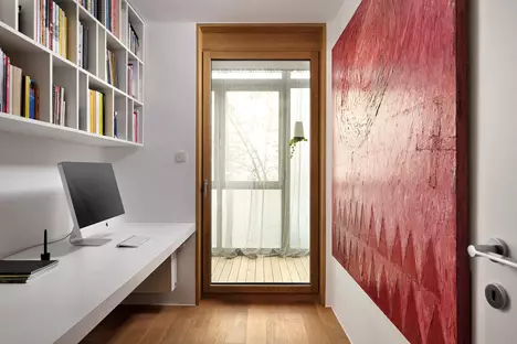 Studio 360 lägger till väggar av modulära hyllor och förvaring till den slovenska lägenheten