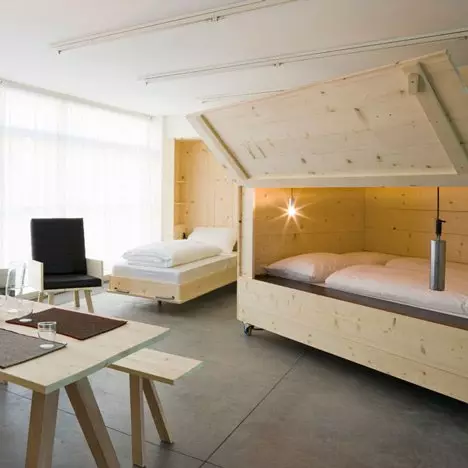 Harry Thaler aggiunge mobili mobili e letti squadrati all'appartamento degli artisti