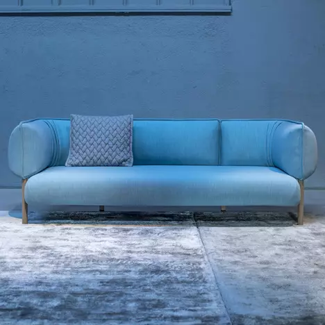 Patricia Urquiola o phahamisa sofa ea modular bakeng sa Moroso ka lesela la jeresi