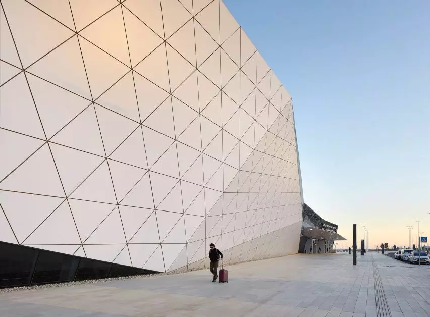 Ramon Airport naAmir Mann-Ami Shinar Architects uye Moshe Zur Architects muNegev desert, Israel.