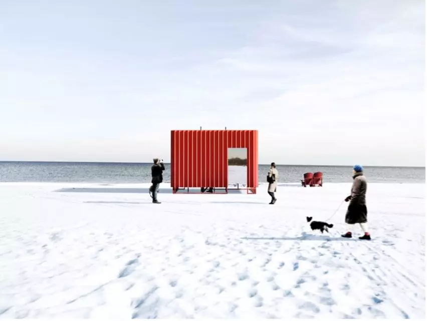 Sarkanas pludmales stacijas ilustrācija uz sniega