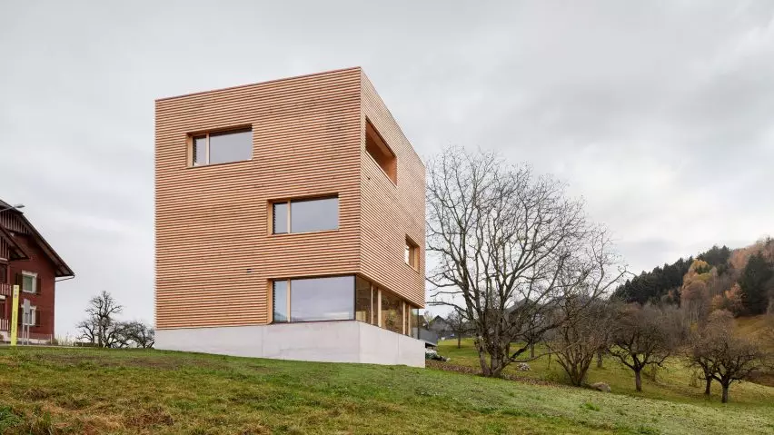 Et firkantet træbeklædt hus i en østrigsk landsby