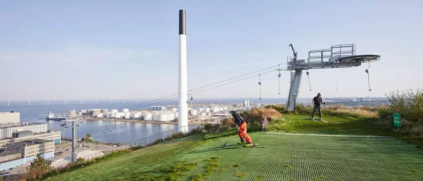 Foto Hufton + Crow nan Amager Bakke, estasyon elektrik la ak pant ski ki fèt pa BIG nan Copenhagen.