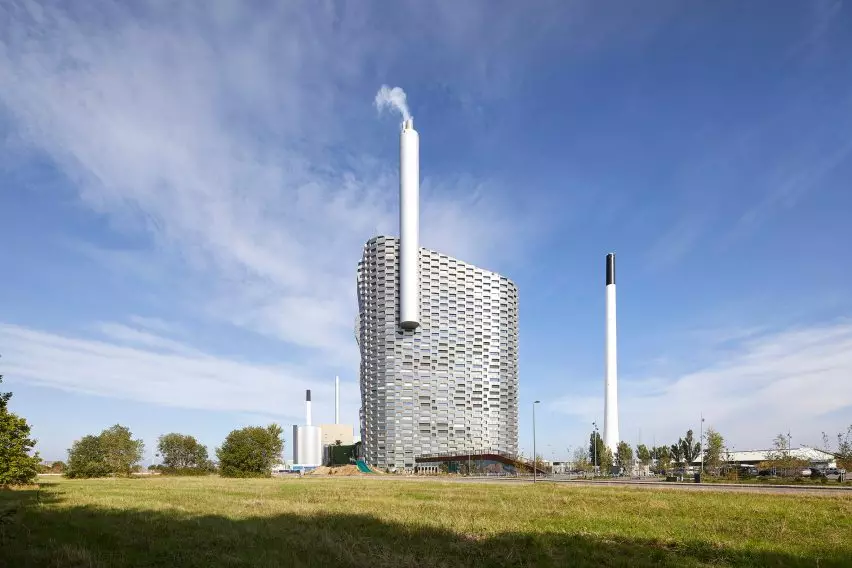 Foto Hufton + Crow nan Amager Bakke, estasyon elektrik la ak pant ski ki fèt pa BIG nan Copenhagen.