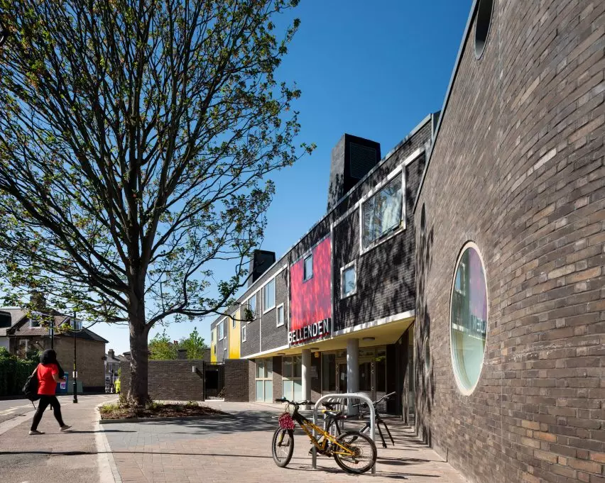 Bellenden Primary School nan Peckham, Lond, pa Cottrell ak Vermeulen Architecture