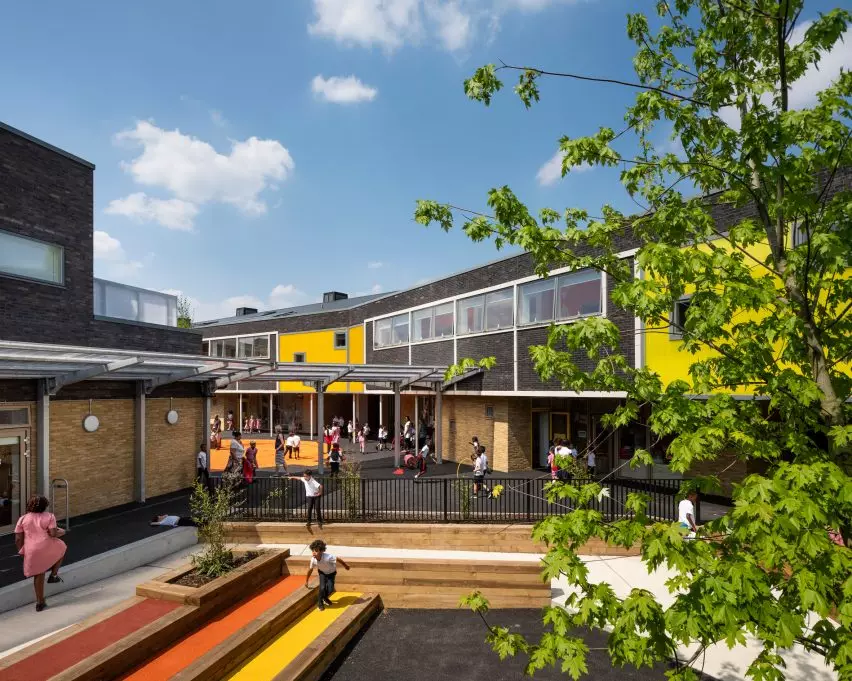 Cottrell ve Vermeulen Architecture tarafından Londra, Peckham'daki Bellenden İlköğretim Okulu