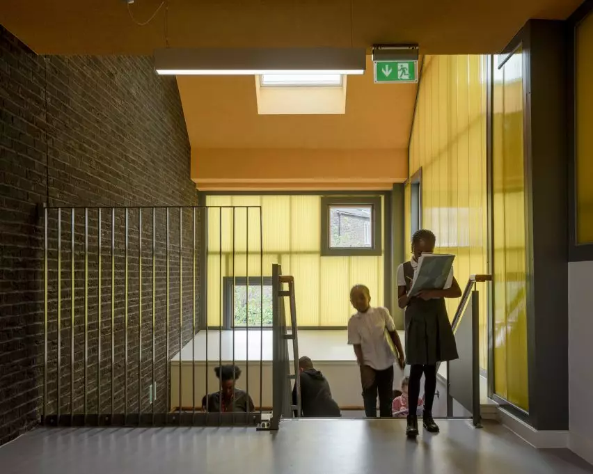 Bellenden Primary School nan Peckham, Lond, pa Cottrell ak Vermeulen Architecture