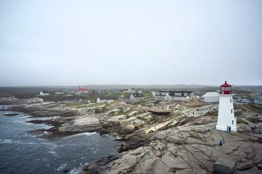 Peggy's Cove ගම්මානය දෙස ආපසු හැරී බැලීම