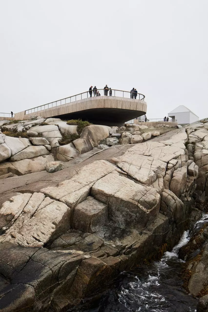 Sudut pandang Peggy's Cove dilihat dari bawah