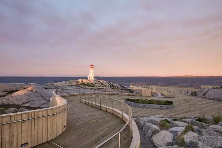 Walkways vis-à-vis vum Liichttuerm beim Sonnenënnergang