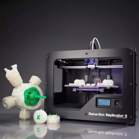 Op de plaats delict is een MakerBot Replicator 3D-printer gevonden.