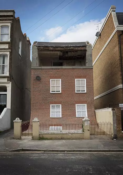 Dalle ginocchia del naso alla pancia dei piedi di Alex Chinneck