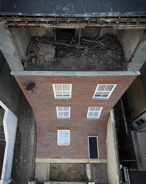 Dalle ginocchia del naso alla pancia dei piedi di Alex Chinneck