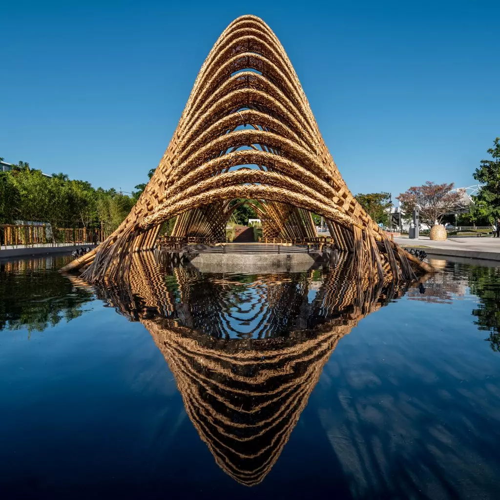Zuo Studio construye un pabellón de bambú arqueado sobre el agua en Taiwán