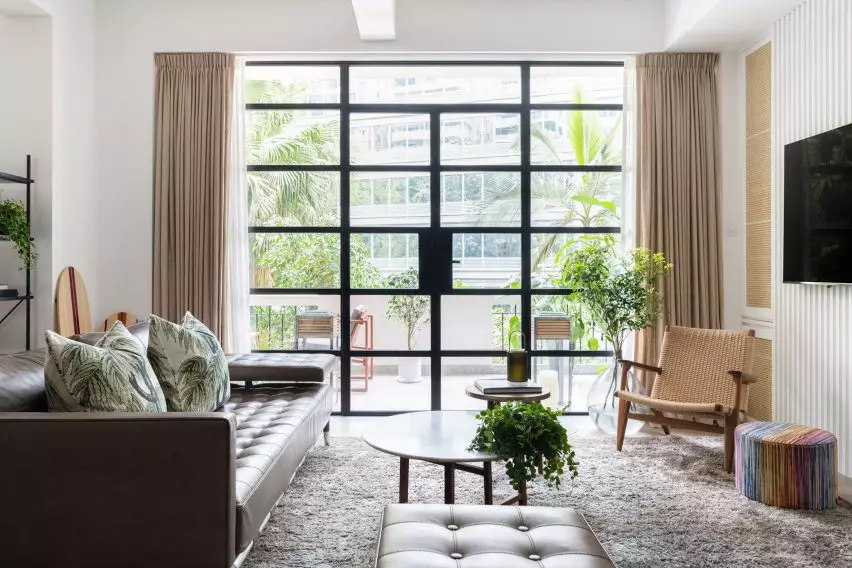 Obývací pokoj s ocelovými balkonovými dveřmi v Grosvenor Residence by Lim + Lu