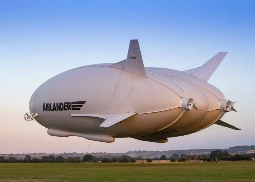 airlander-10_hybrid-air-vehicles_first-flight_dezeen_1704_slideshow_5