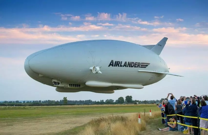 airlander-10_hybrid-air-vehicles_first-flight_dezeen_1704_2