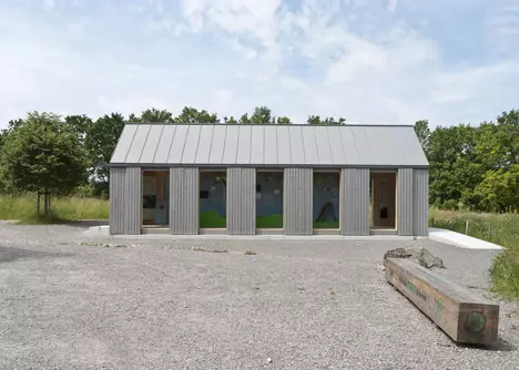 Pavilhão de museu pequeno projetado para se assemelhar a um galpão rural por Von M