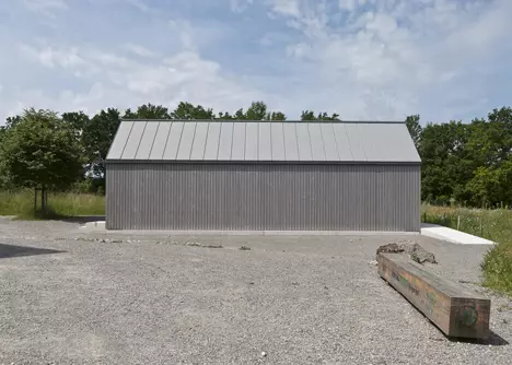 Pavilhão de museu pequeno projetado para se assemelhar a um galpão rural por Von M