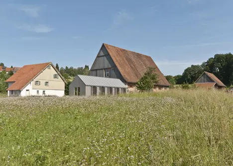 Pavilhão de museu pequeno projetado para se assemelhar a um galpão rural por Von M