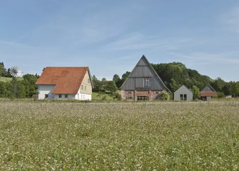 Pavilhão de museu pequeno projetado para se assemelhar a um galpão rural por Von M